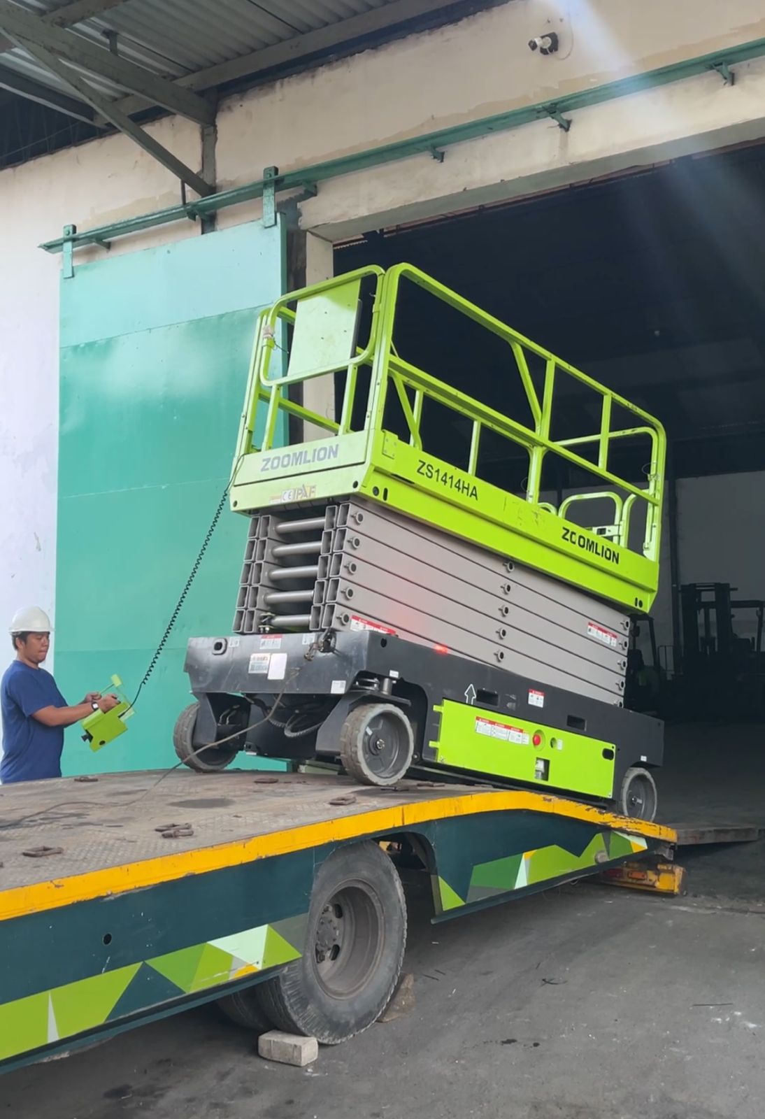 Jasa Sewa Scissor Lift / Man Lift 16 Meter Di Daerah Mojokerto Jawa ...
